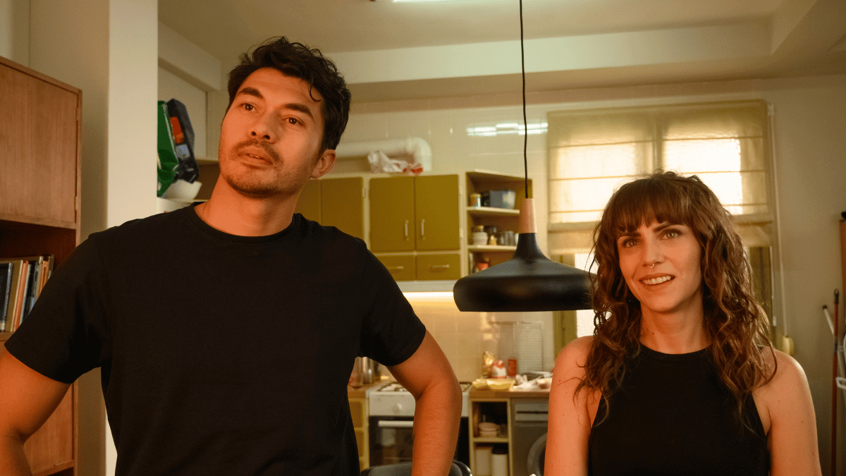 Daniela Forever: Henry Golding vive un amor entre sueños y obsesión ...